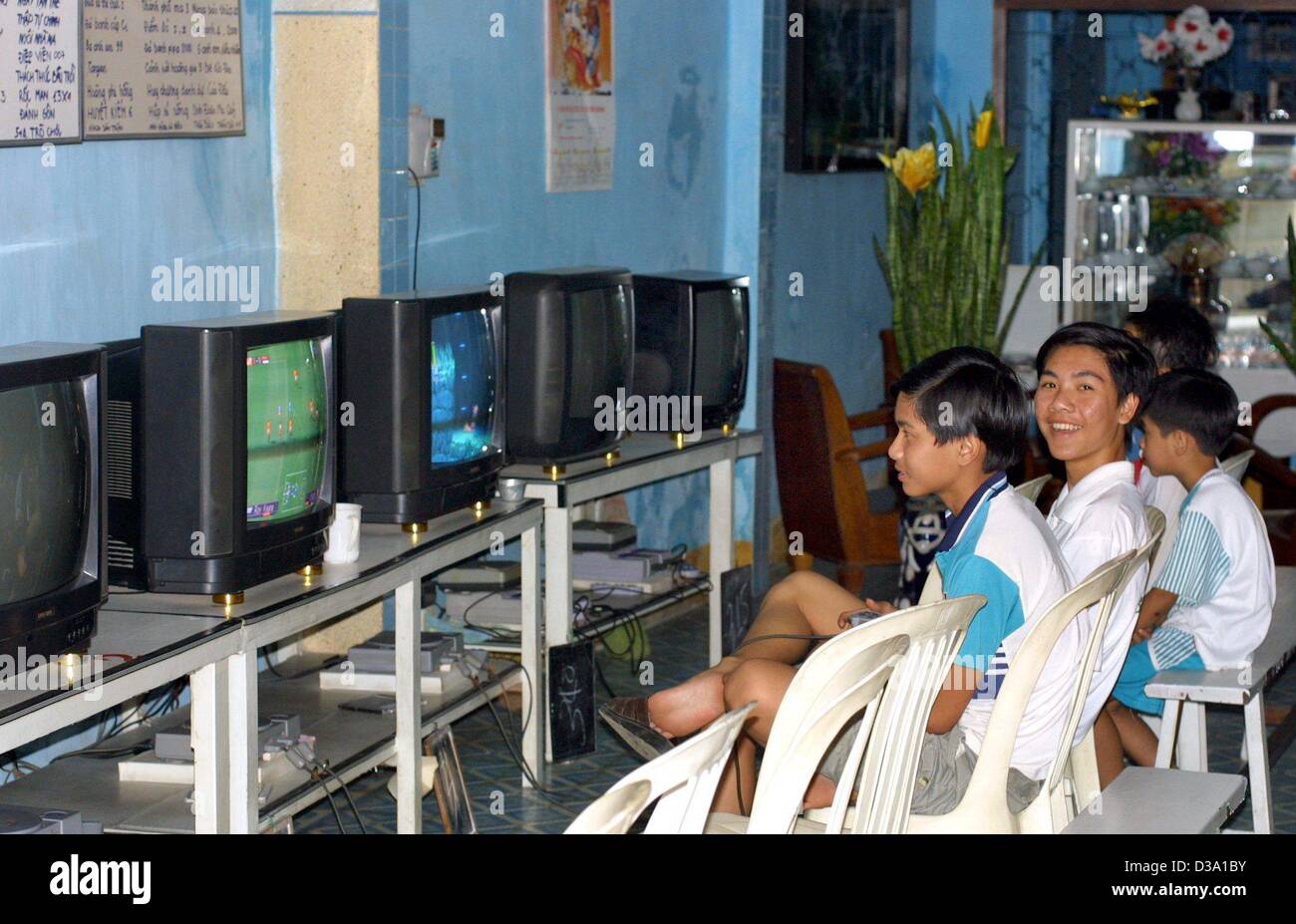 (dpa) - Three boys are enjoying themselves with video games in a ...