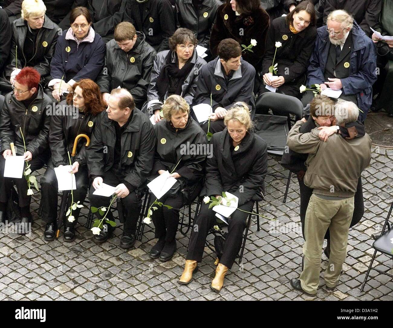 (dpa) - Attendands of the memorial service for the victims of an amok ...