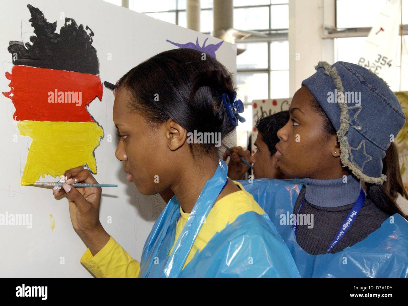 (dpa) - Krystle (L) and Rebecca from a school in New York finish their ...