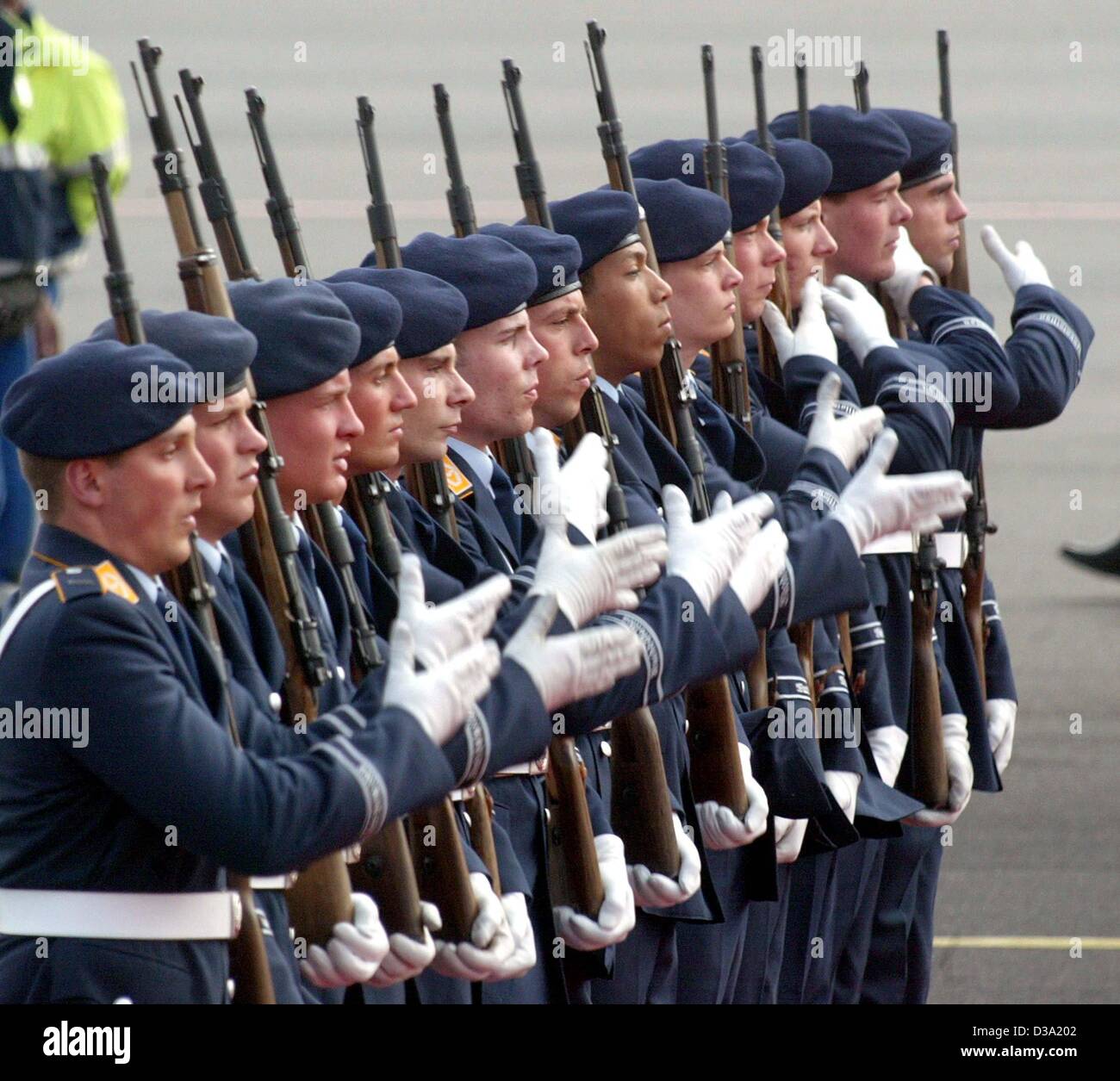 (dpa) - Soldiers of the battalion of guards of the German Bundeswehr ...
