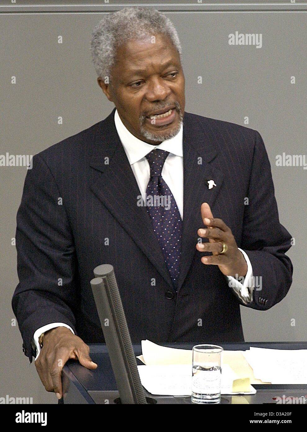 (dpa) - Kofi Annan, Secretary General of the United Nations, holding a ...
