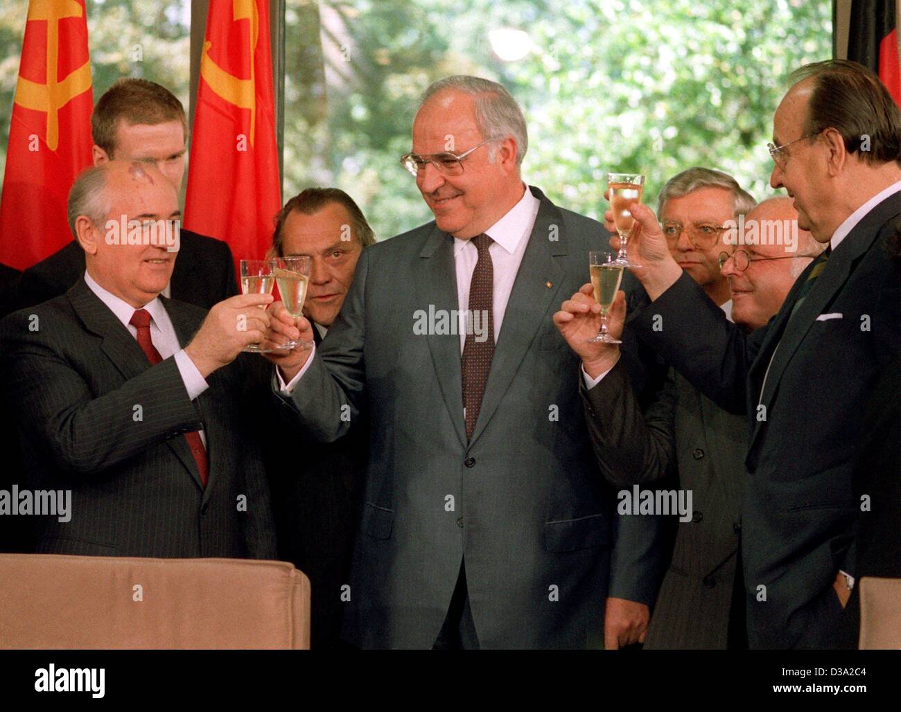 Mikhail Gorbachev And Helmut Kohl High Resolution Stock Photography and ...