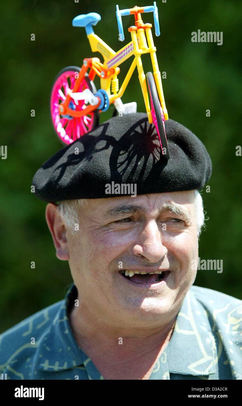 Sports fan fancy dress hi-res stock photography and images - Alamy