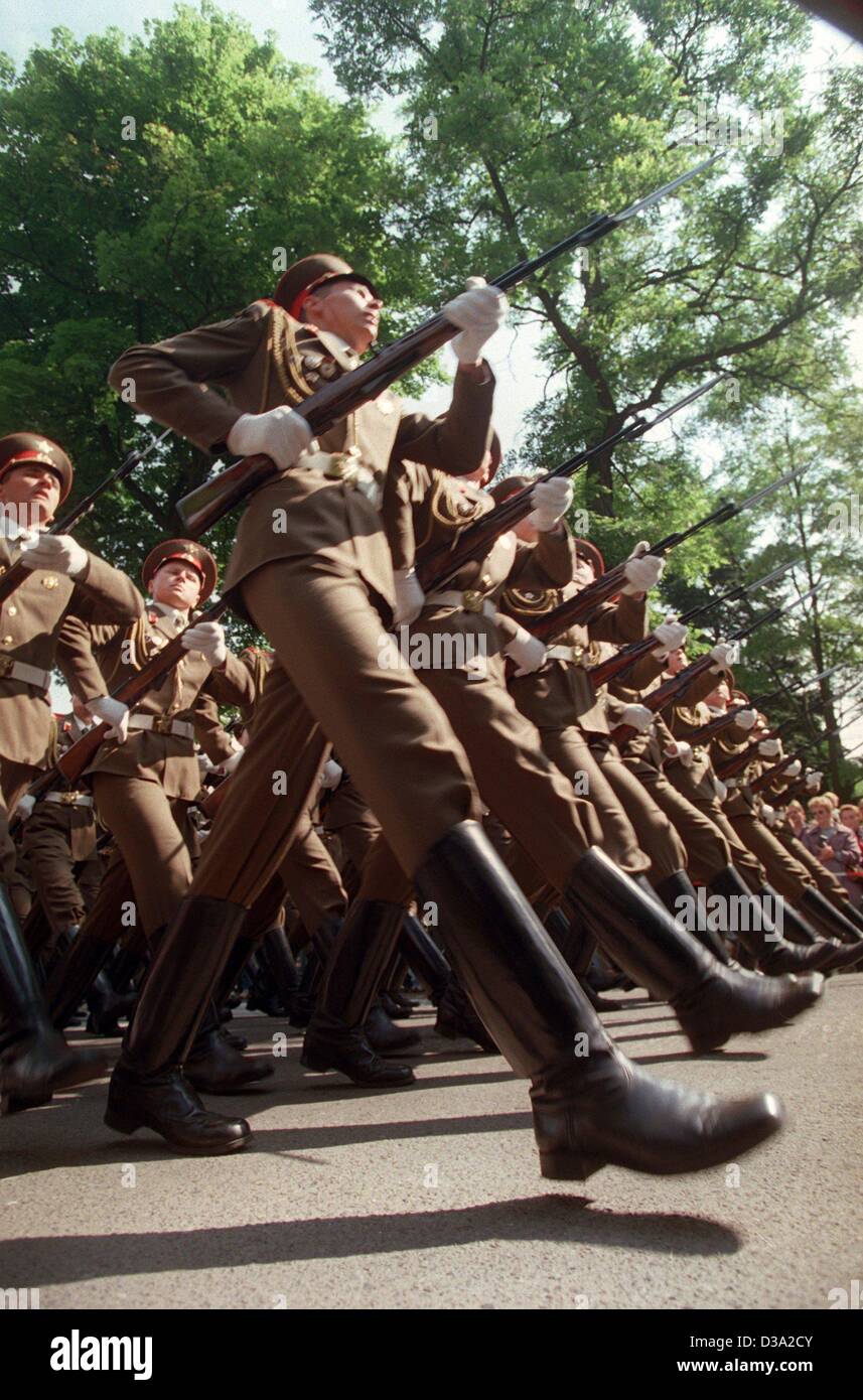 (dpa files) - Soldiers of the Russian armed forces march during a ...