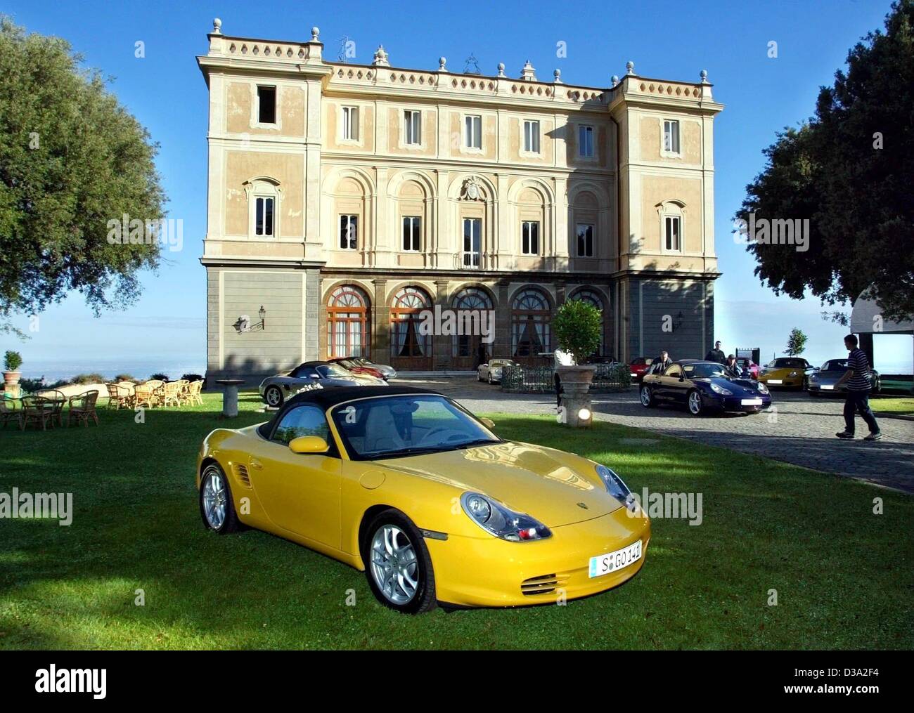 (dpa) - A new model of the Porsche Boxter is presented in front of the ...