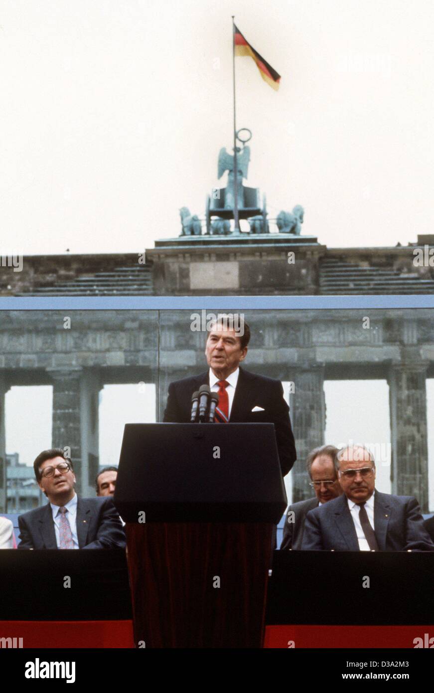 Ronald reagan speech brandenburg gate hi-res stock photography and ...