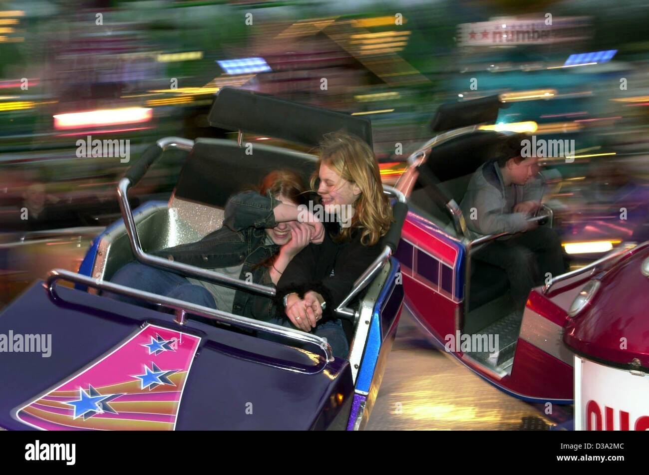 (dpa) - Some youth drive with the roundabout 'Breakdance' at the ...