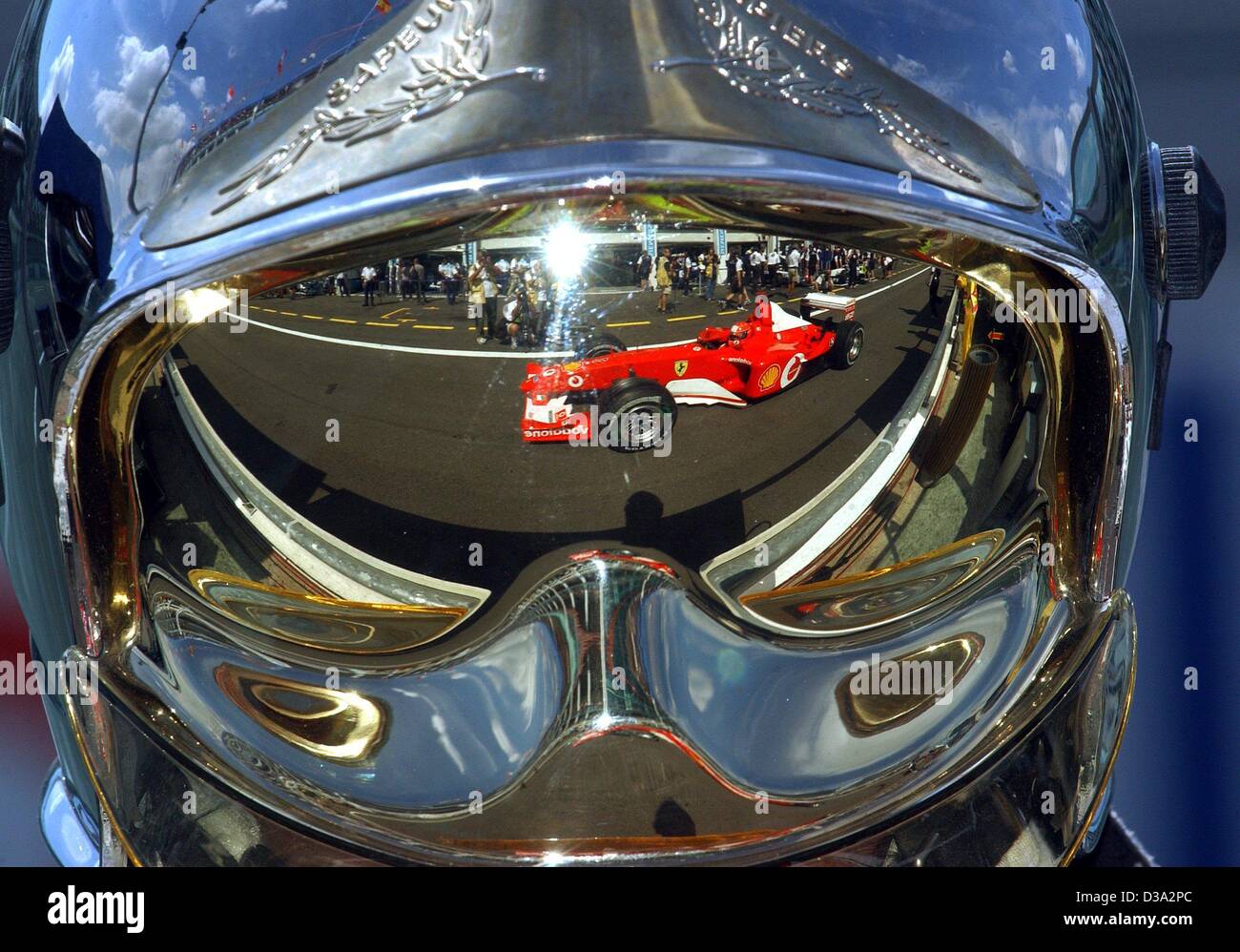 Formula 1 reflecting helmet hi-res stock photography and images - Alamy