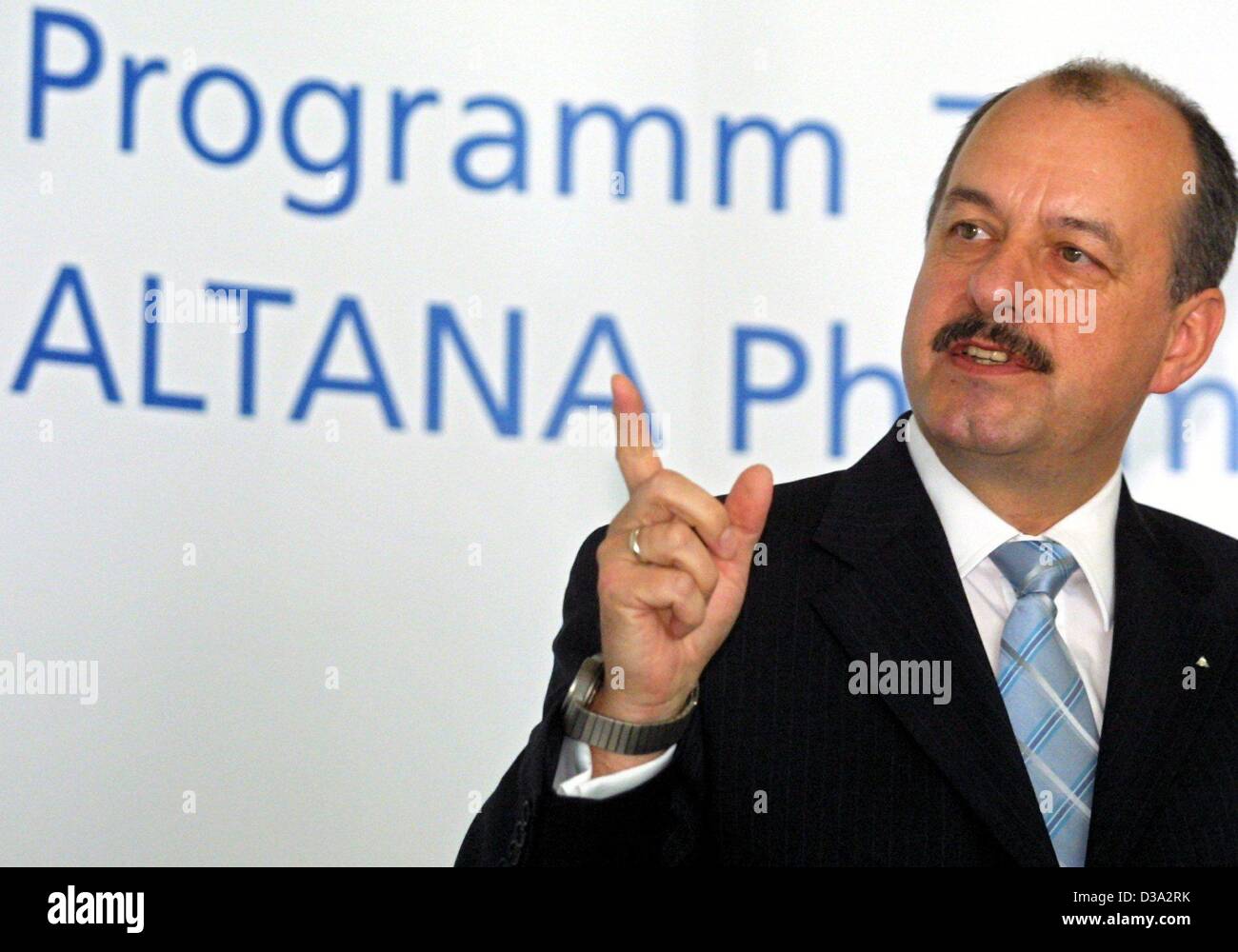 (dpa) - Hans-Joachim Lohrisch, chairman of the Altana Pharma AG in ...