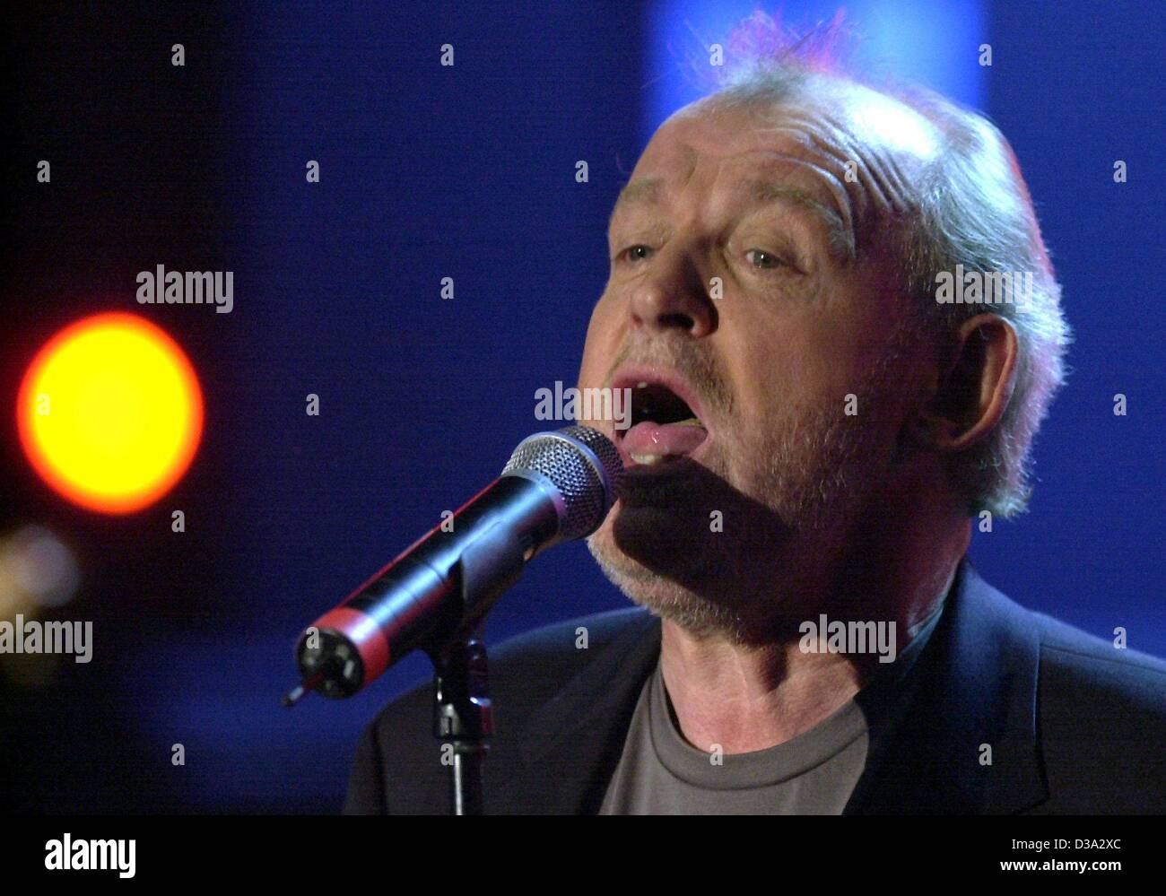 (dpa) - British rock legend Joe Cocker performs live in a German ...