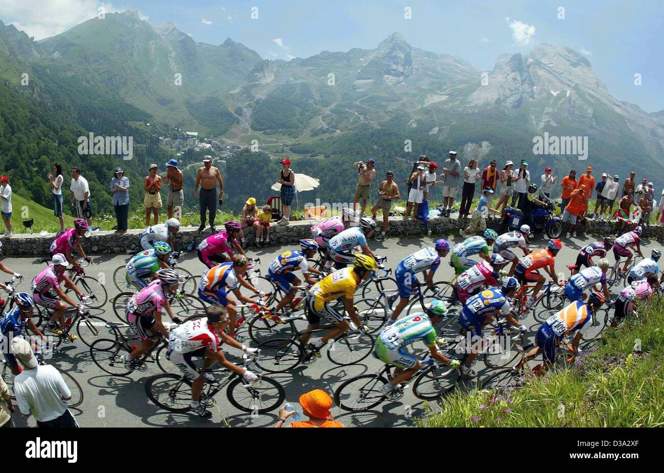 (dpa) - A group of cyclists climbs up the 1709 m high mountain Col d ...