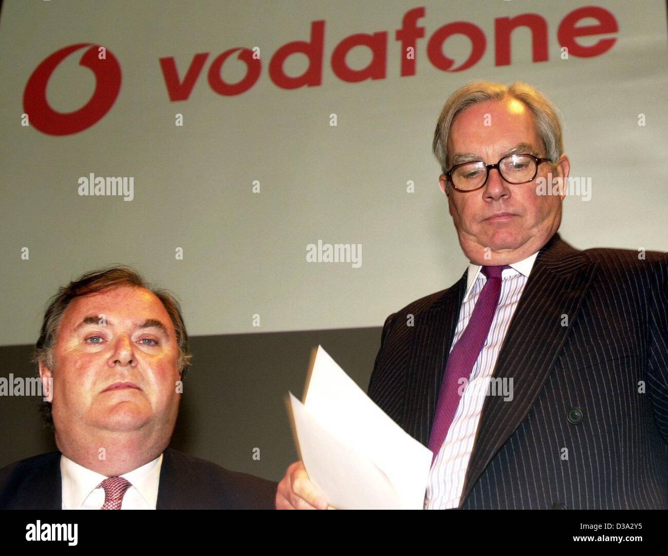 (dpa) - Vodafone AG chairman Julian Horn-Smith (L) and Chris Gent ...