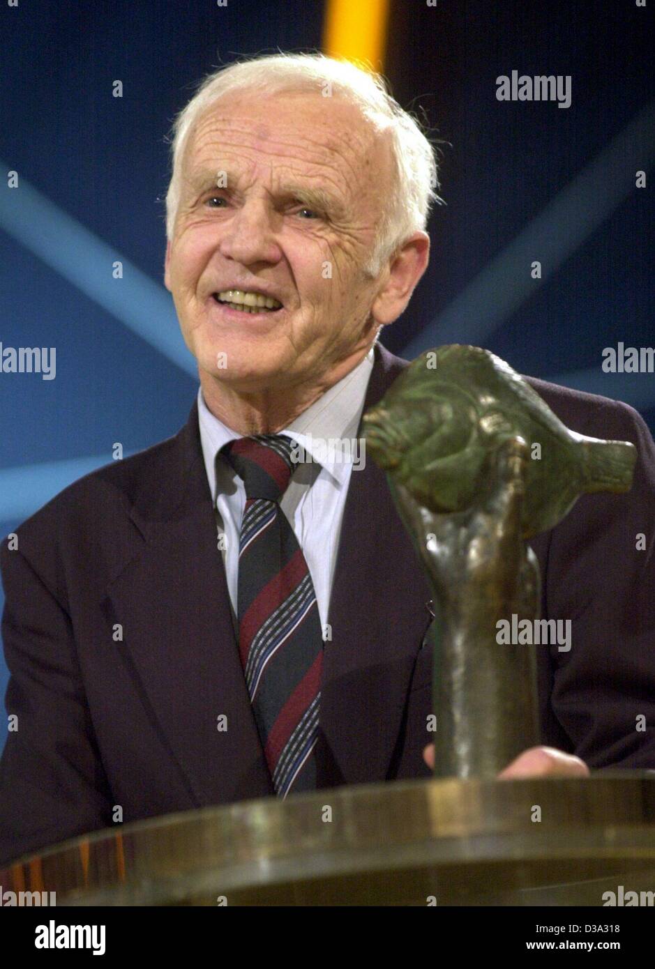 (dpa) - German author Guenther de Bruyn holds an acceptance speech ...