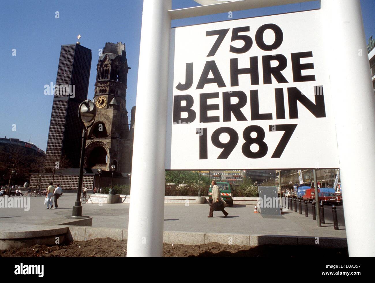 (dpa files) - A placard reads '750 years Berlin 1987' at the jubilee of ...
