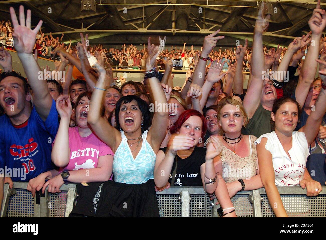 Screaming teenage fans hi-res stock photography and images - Alamy