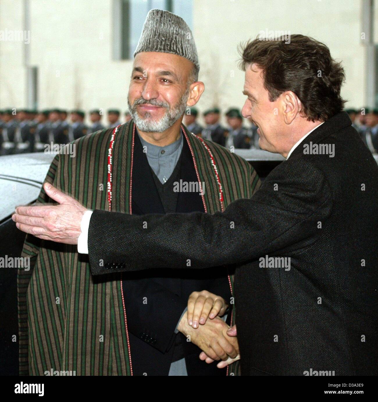 Politics pol diplomacy smiling handshake politician germany hi-res ...