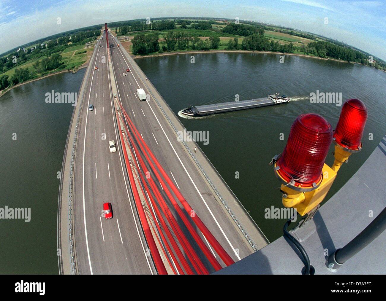 Top view bridge hi-res stock photography and images - Alamy