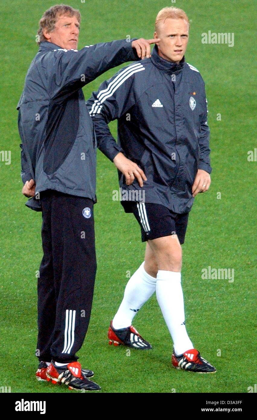 (dpa) - Carsten Ramelow (R) chats with assistant coach Erich ...