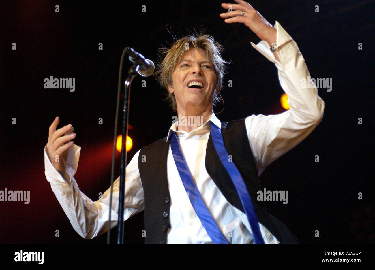 (dpa) - British singer David Bowie performs in Cologne, 12 July 2002 ...