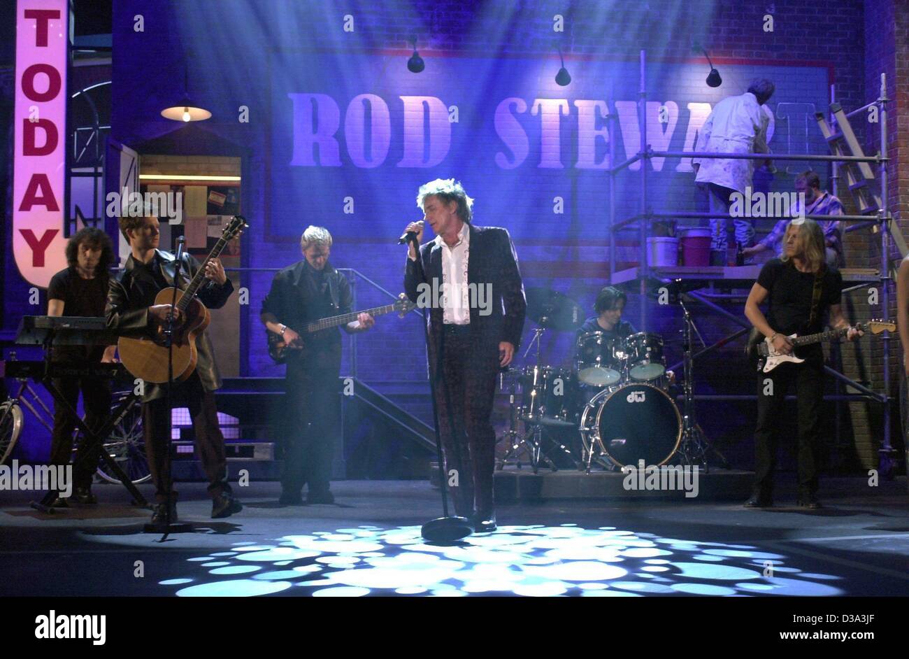 (dpa) - British rock star Rod Stewart performs in a German TV show in ...