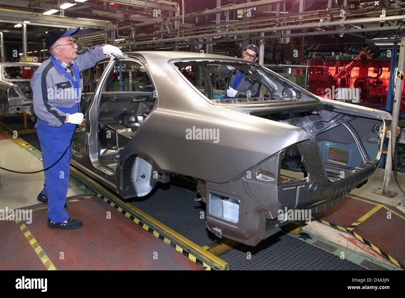 (dpa files) - Mercedes-Benz production in Sindelfingen, 19 February ...