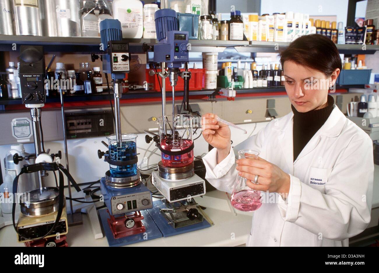 (dpa files) - An employee examines a gel in the laboratory of the ...