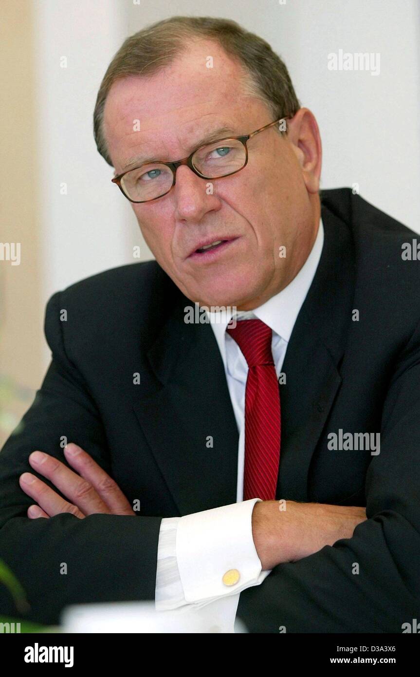 (dpa) - Juergen Schrempp, chairman of DaimlerChrysler, during a meeting ...