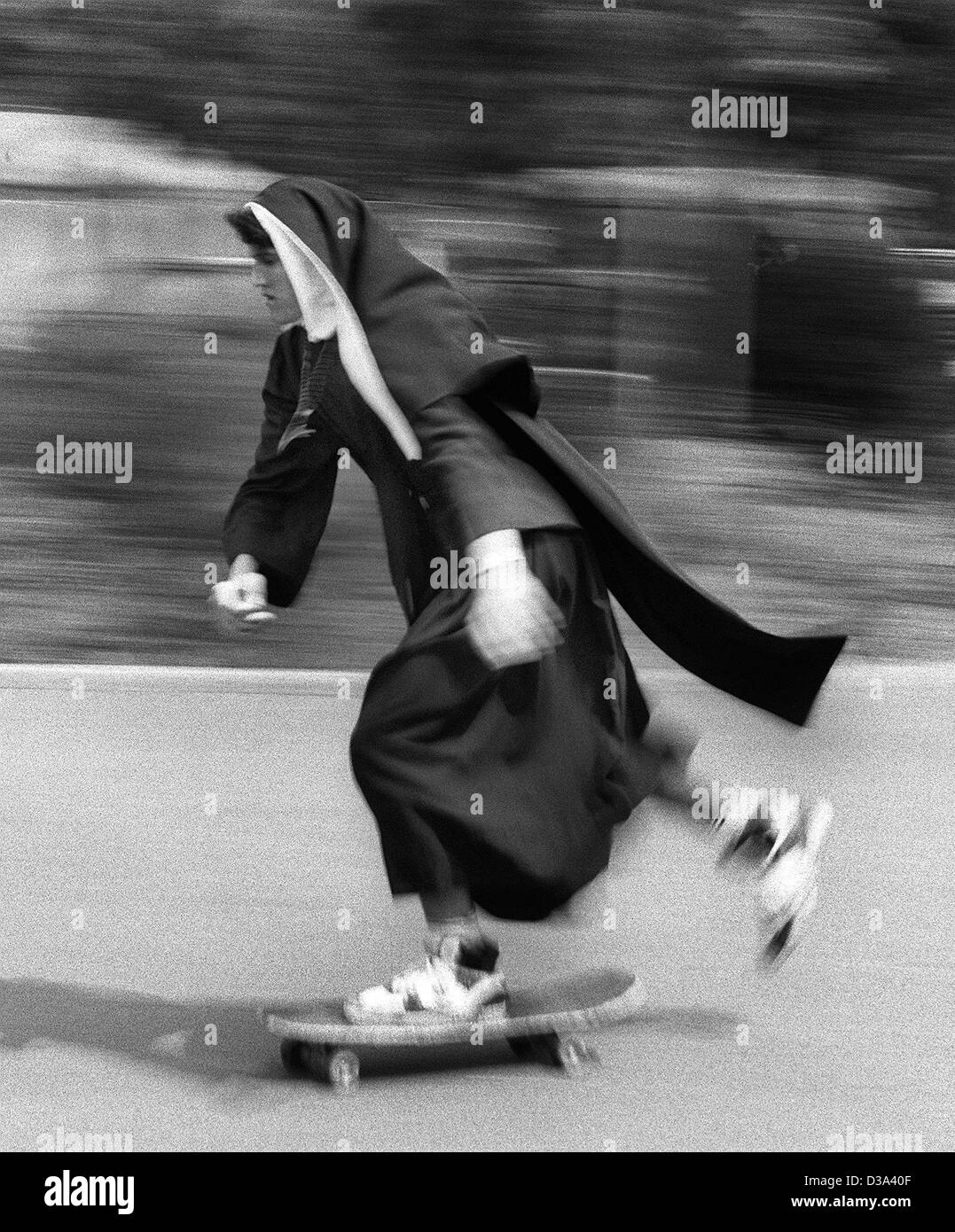 Nun habit Black and White Stock Photos & Images - Alamy