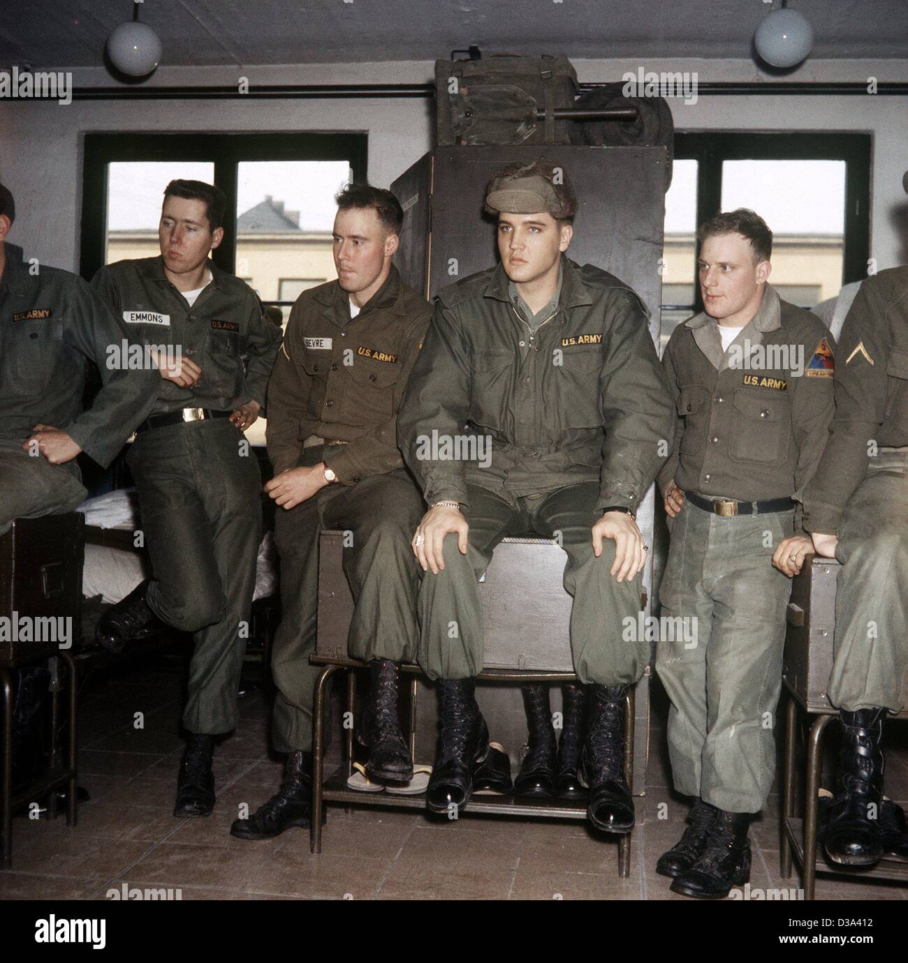 Elvis presley in military uniform hi-res stock photography and images ...