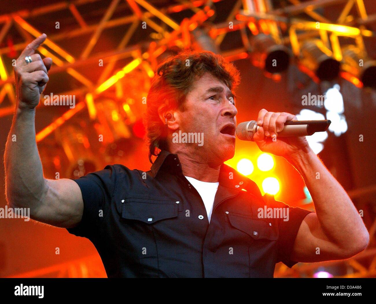 Rock music singer hi-res stock photography and images - Alamy