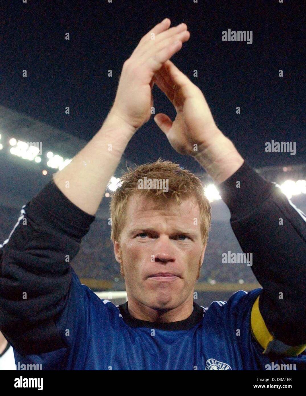 German goalkeeper oliver kahn hands hi-res stock photography and images ...