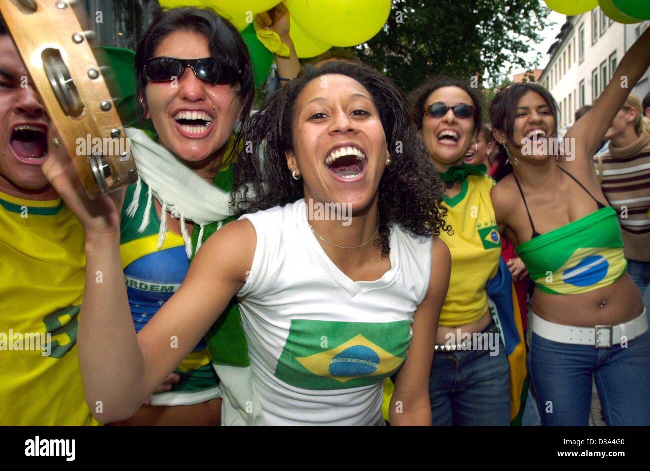 (dpa) - Supporters of the Brazilian soccer team cheer on the streets of ...