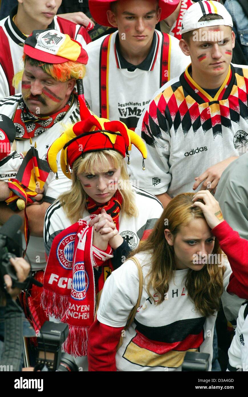 (dpa) - Sad supporters of the German soccer team mourn in Berlin ...