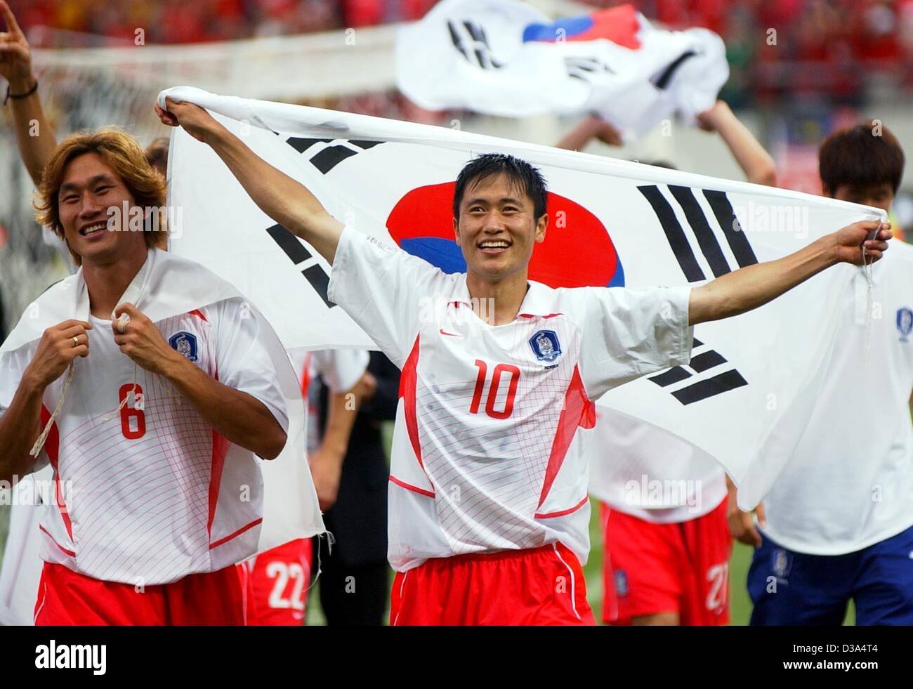 South korea national soccer players hi-res stock photography and images ...