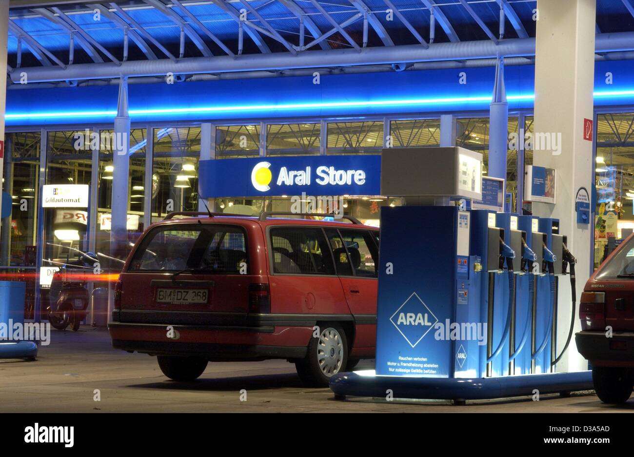 (dpa) - Cars are being fueled at an Aral filling station in Huerth ...