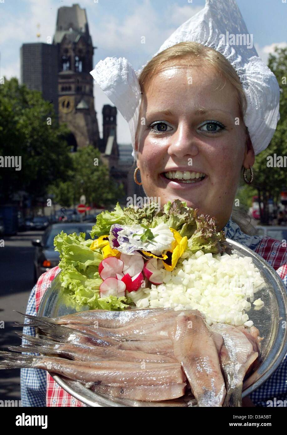 Traditional dutch girl hi-res stock photography and images - Alamy