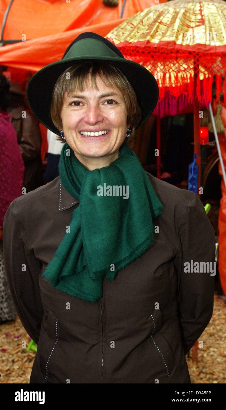 (dpa) - Princess Gloria von Thurn und Taxis smiles during the opening ...