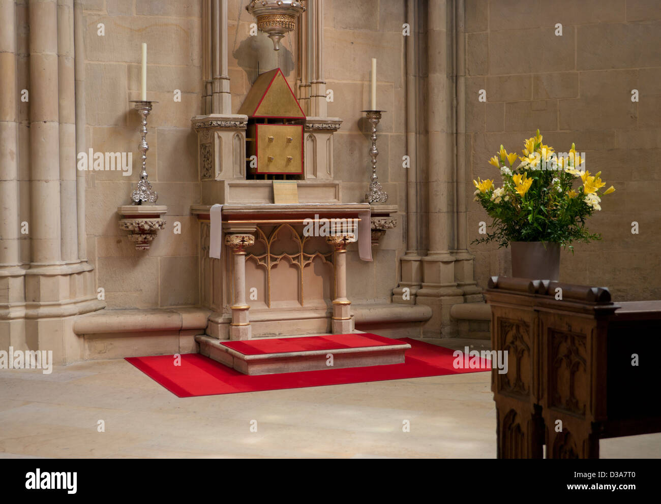 Catholic church altar sanctuary hi-res stock photography and images - Alamy