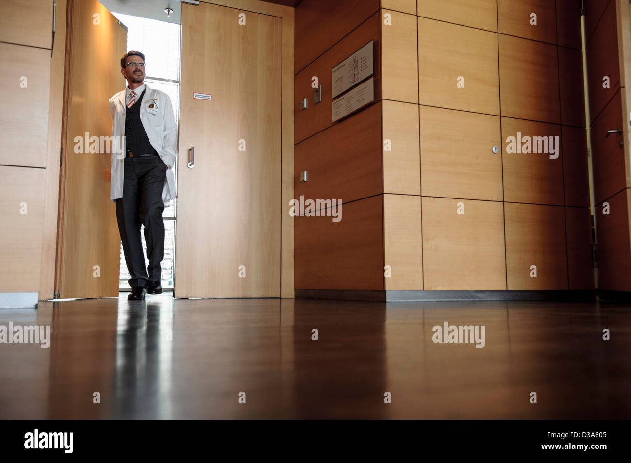 Doctor walking door hi-res stock photography and images - Alamy