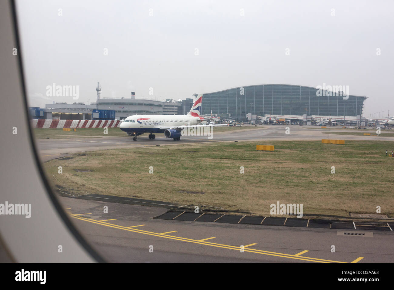 Planes landing heathrow airport hi-res stock photography and images - Alamy