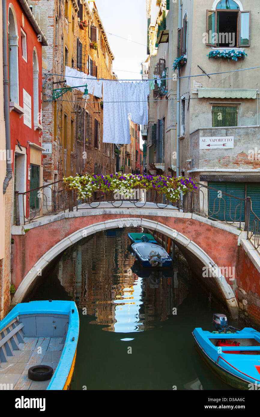 Urban canal hi-res stock photography and images - Alamy