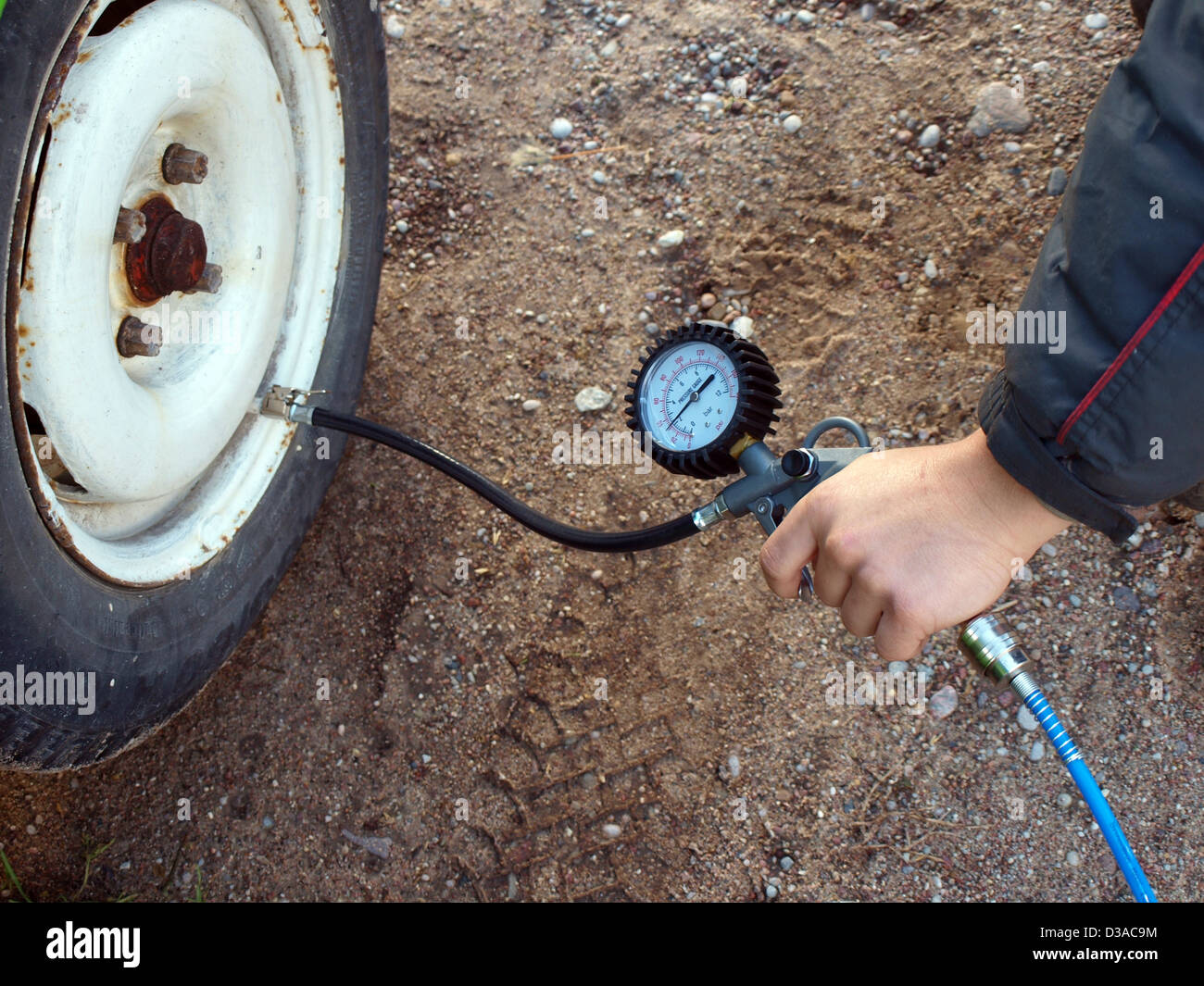 Inflating the tire from air compressor Stock Photo - Alamy