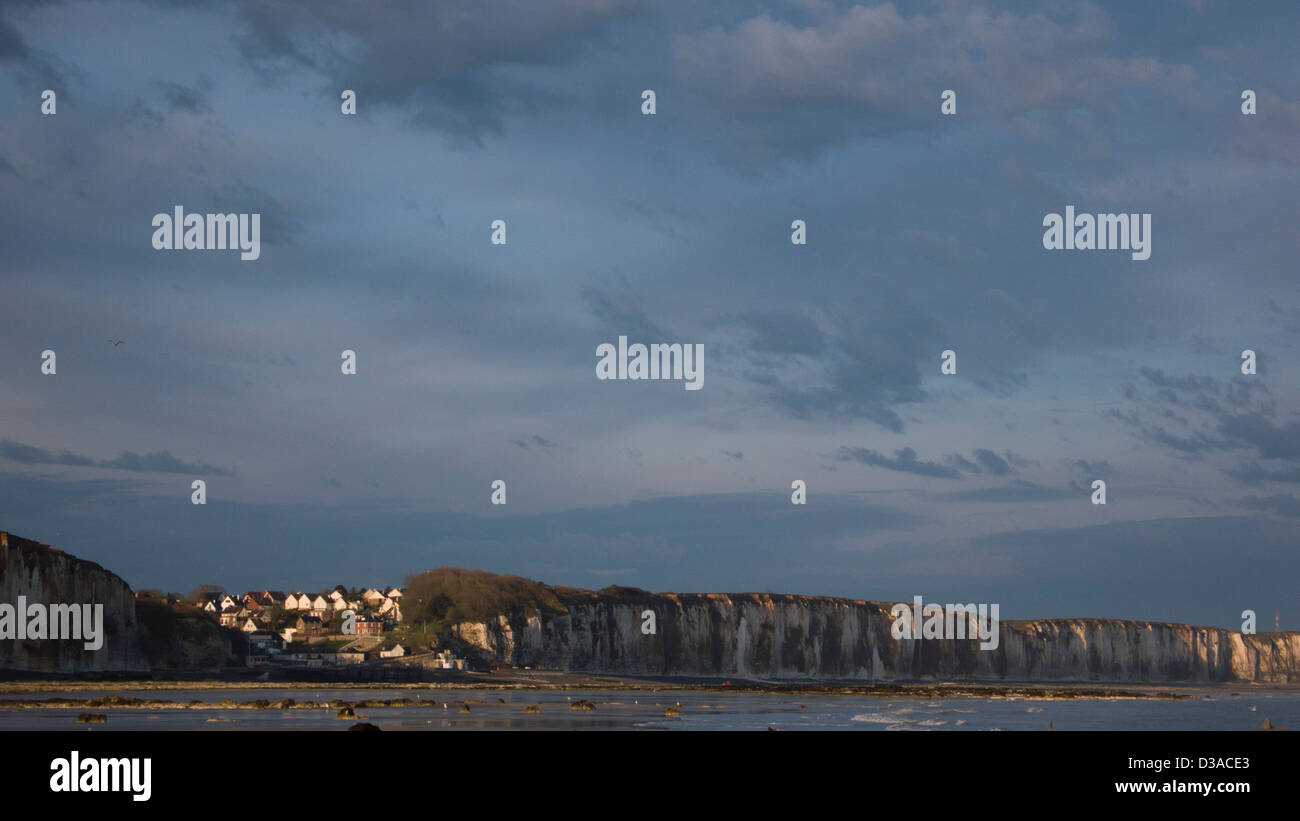 Sunrise light on cliffs hi-res stock photography and images - Alamy