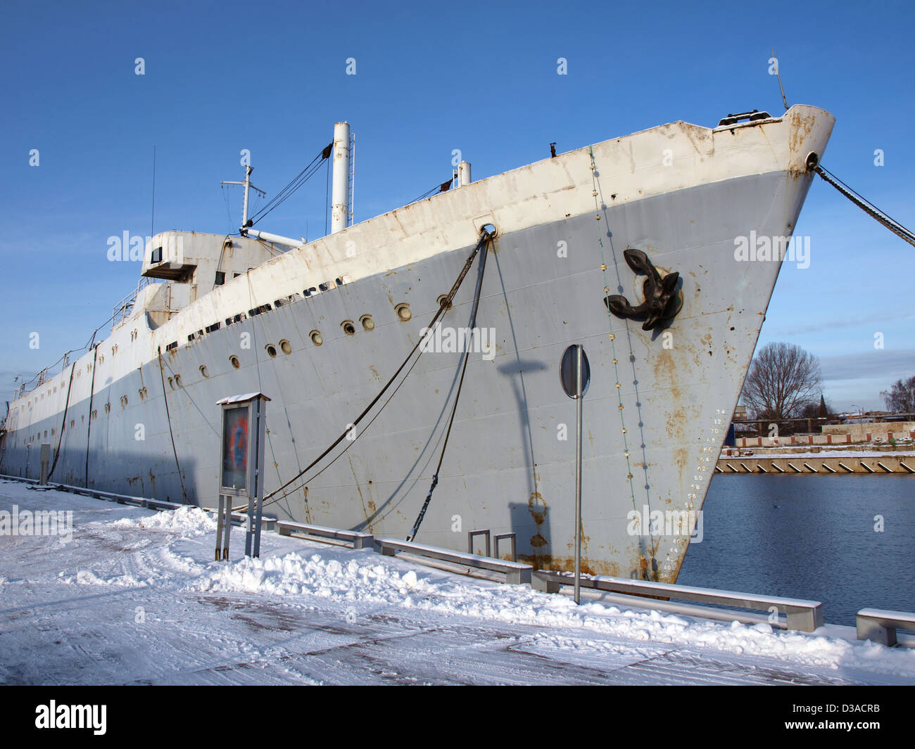 Ship pier hi-res stock photography and images - Alamy