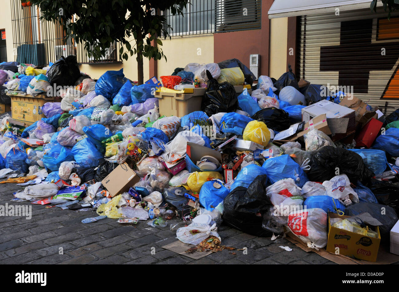 Rubbish piling up hi-res stock photography and images - Alamy