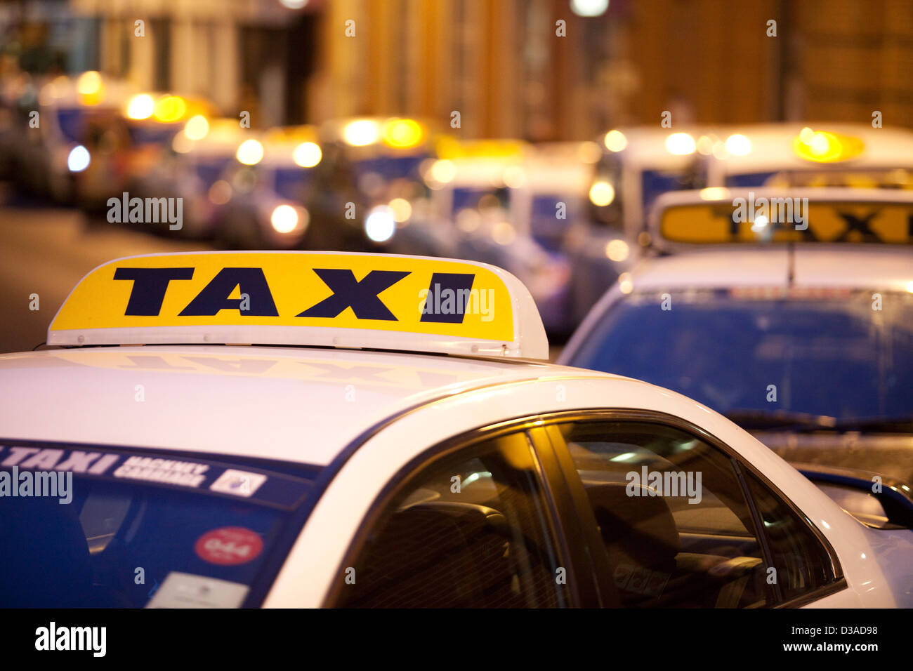 Taxi rank sign hi-res stock photography and images - Alamy