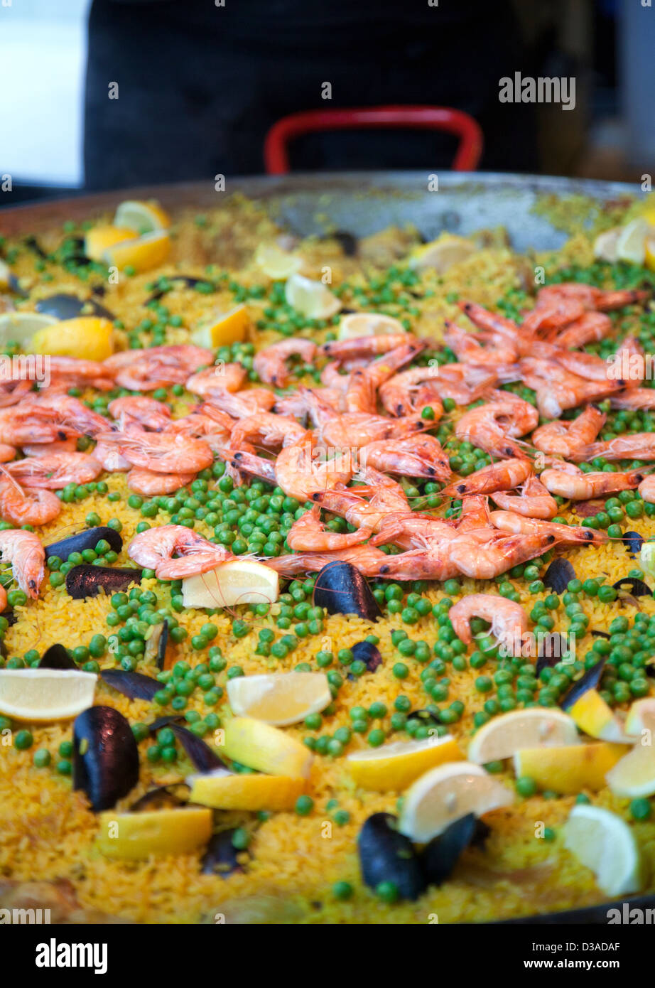 Large paella hi-res stock photography and images - Alamy