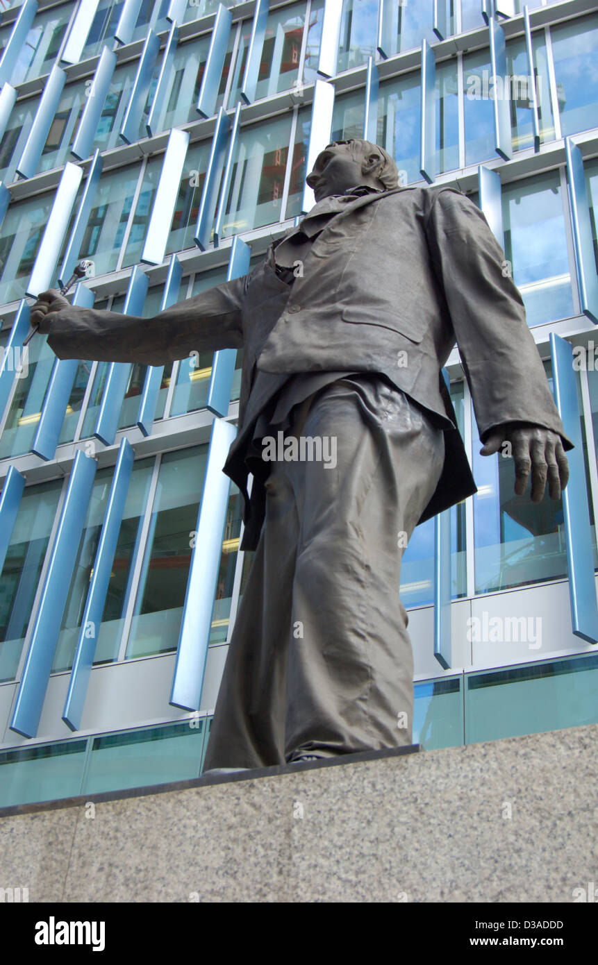 Statue on Sumner Street in London, England Stock Photo - Alamy