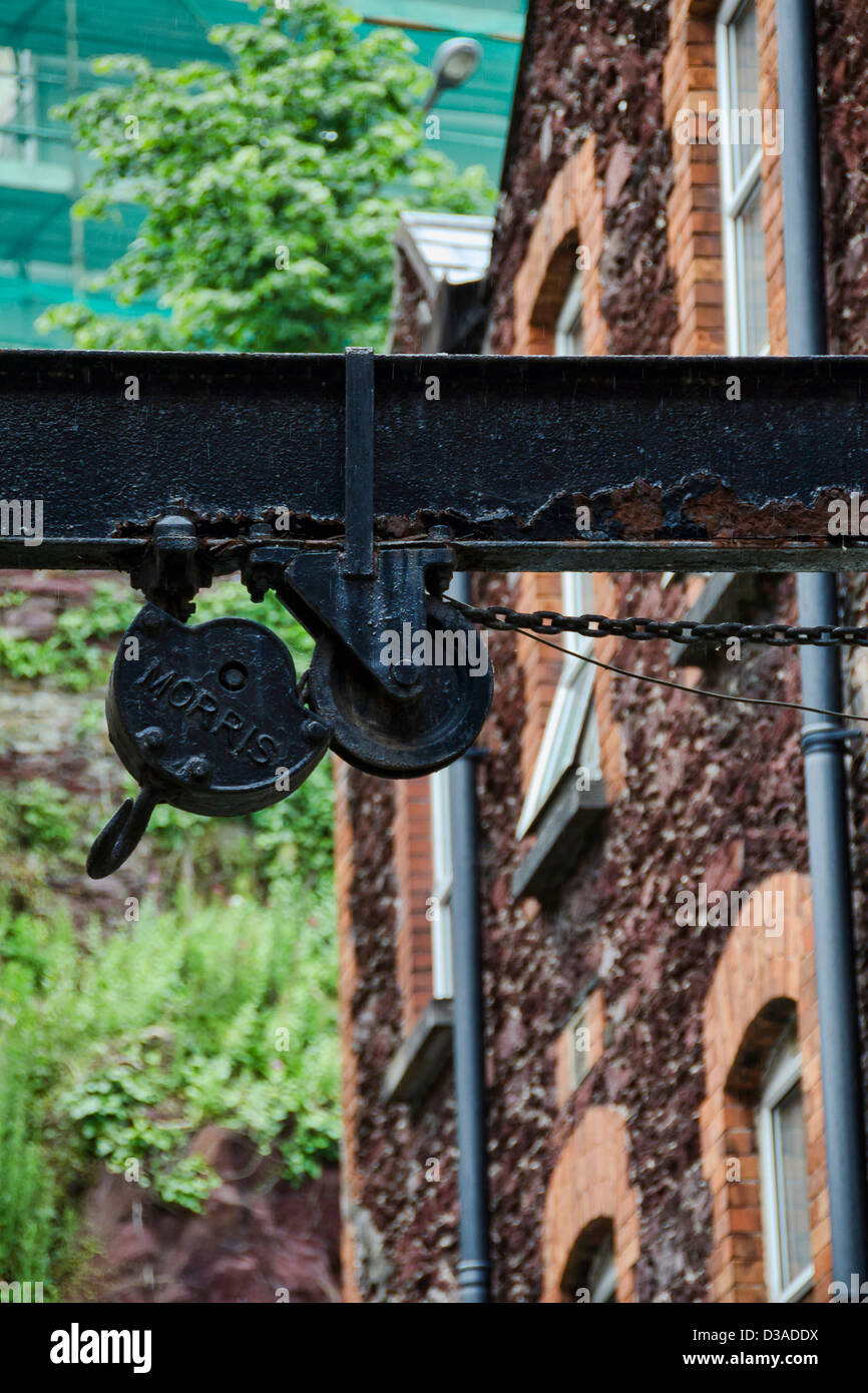 Old rope pulley system hi-res stock photography and images - Alamy