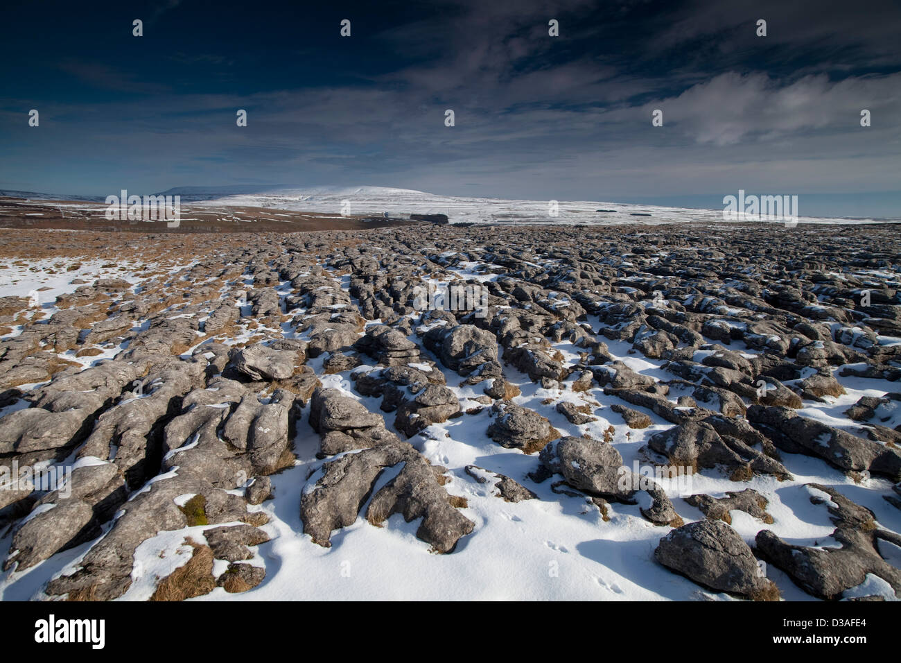 Classic limestone scenery yorkshire hi-res stock photography and images ...